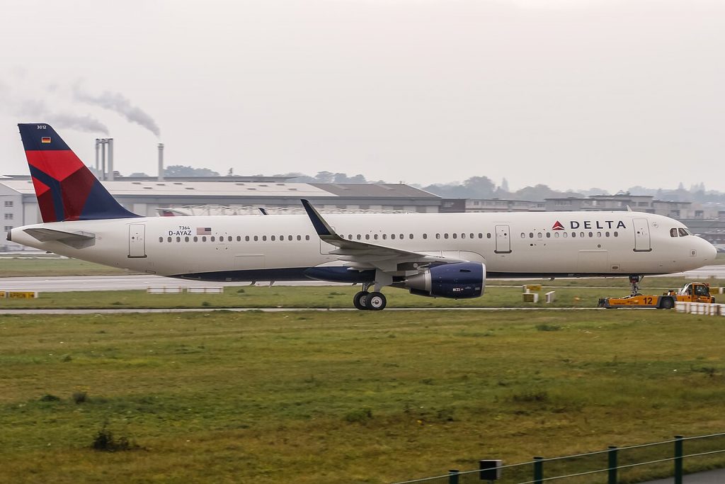 Delta Air Lines Flight DL2883 Denver-Detroit Declares Emergency in ...