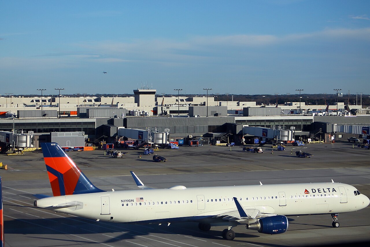 Delta Air Lines Flight DL2883 Denver-Detroit Declares Emergency in ...