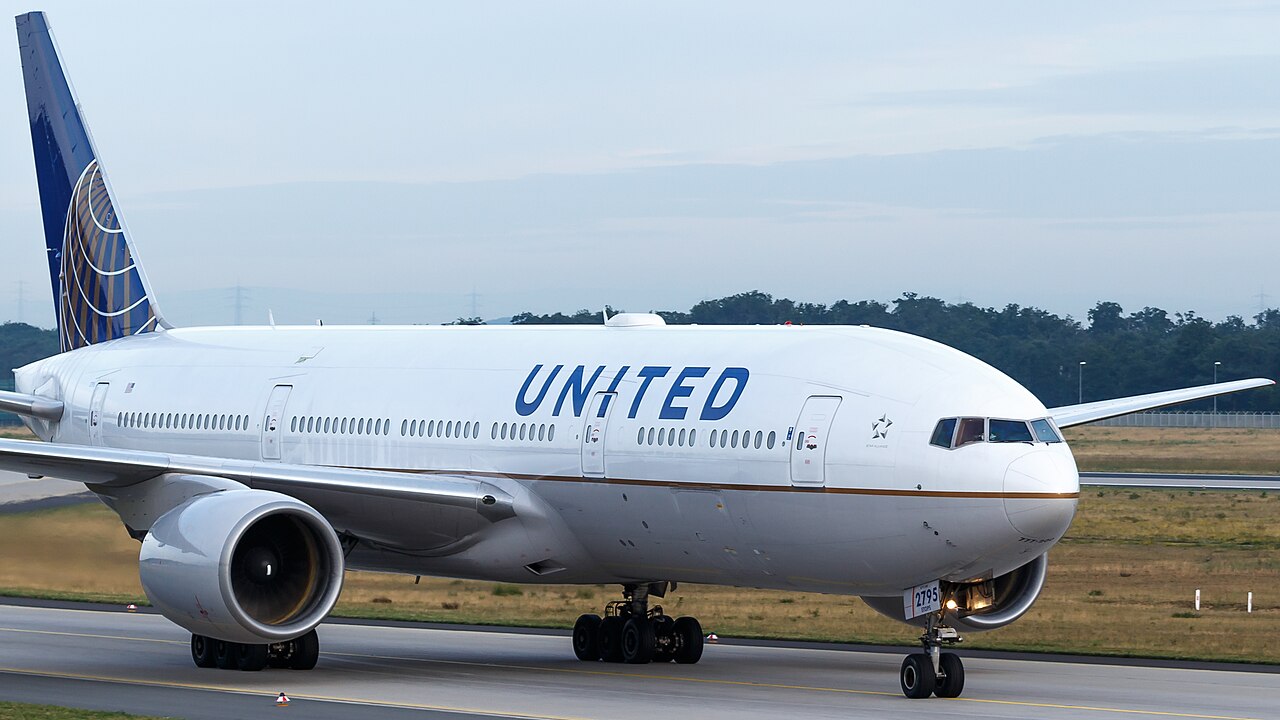United Airlines Boeing 777 Makes Emergency Landing in Houston - The ...